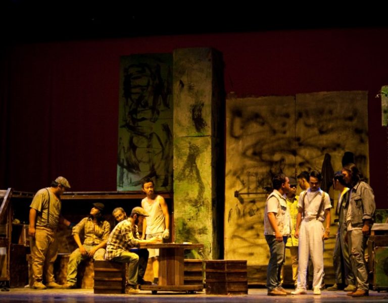 10 Contoh Teks Drama Lengkap dengan Berbagai Jenis dan Tema