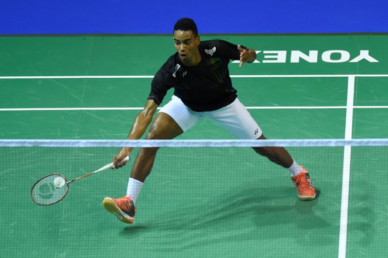 7 Cara Memegang Raket Bulutangkis yang Benar dan Teknik Dasar